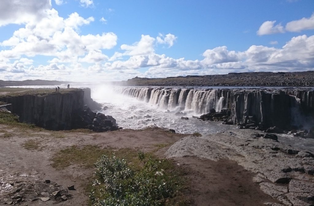 River foundation impacts movement of waterfalls • Earth.com