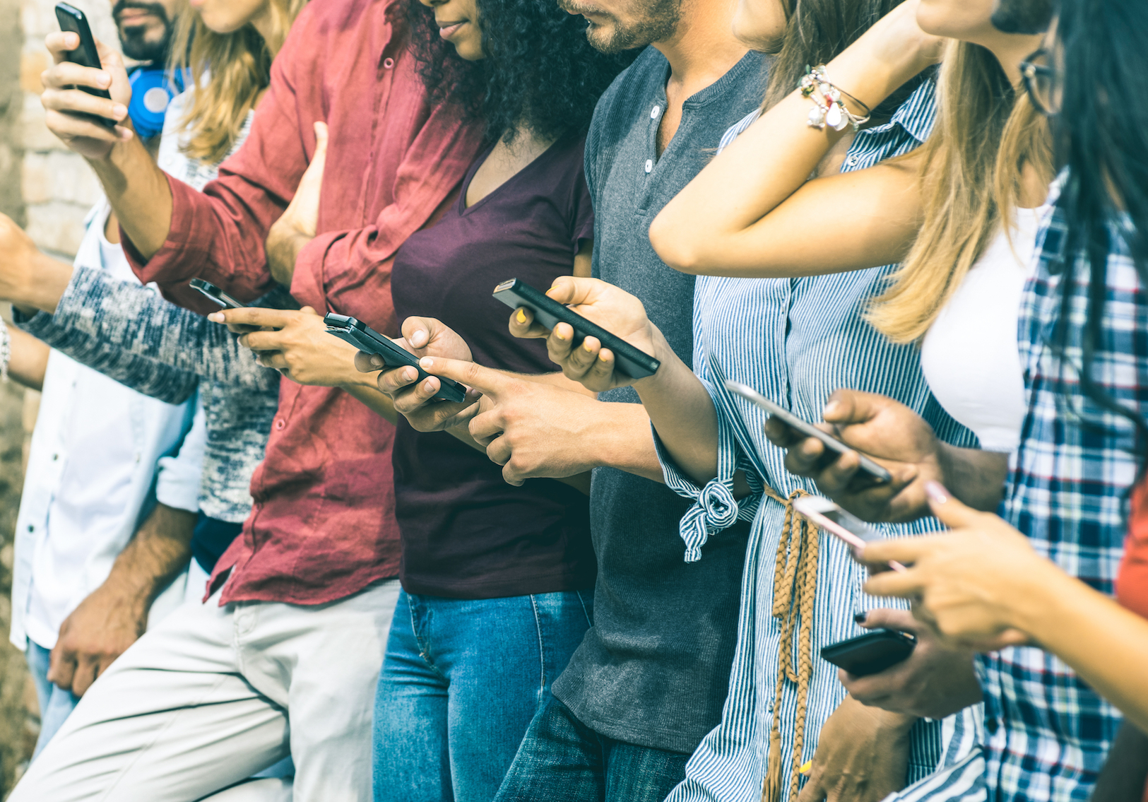 Screen time has little impact on adolescent wellbeing, research finds ...