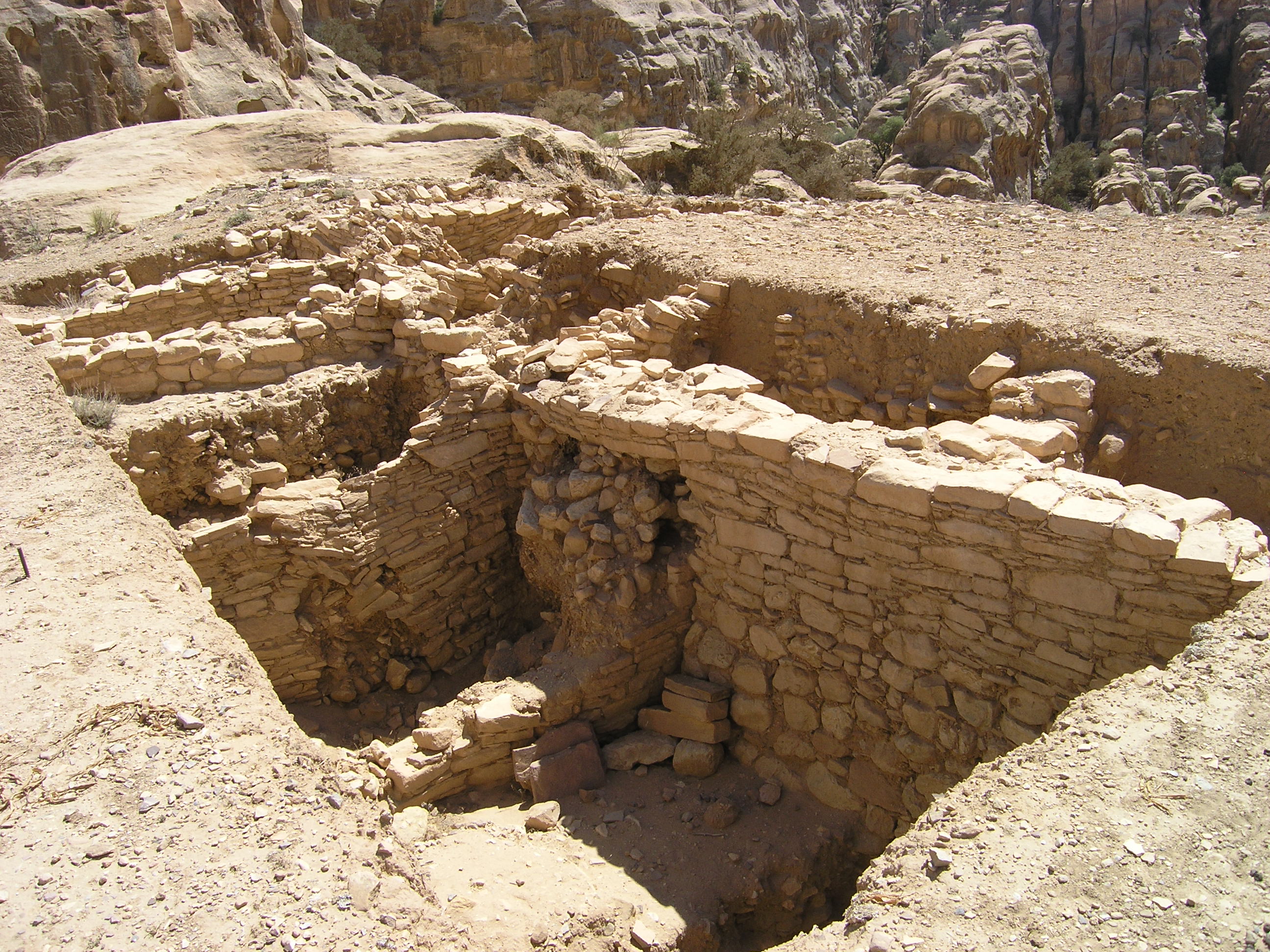 Burial site provides clues into the social structures of early human ...