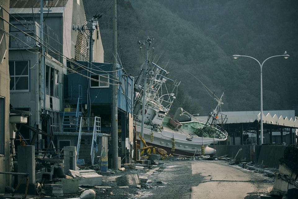 Scientists detect a strange "wobble" before two major earthquakes ...