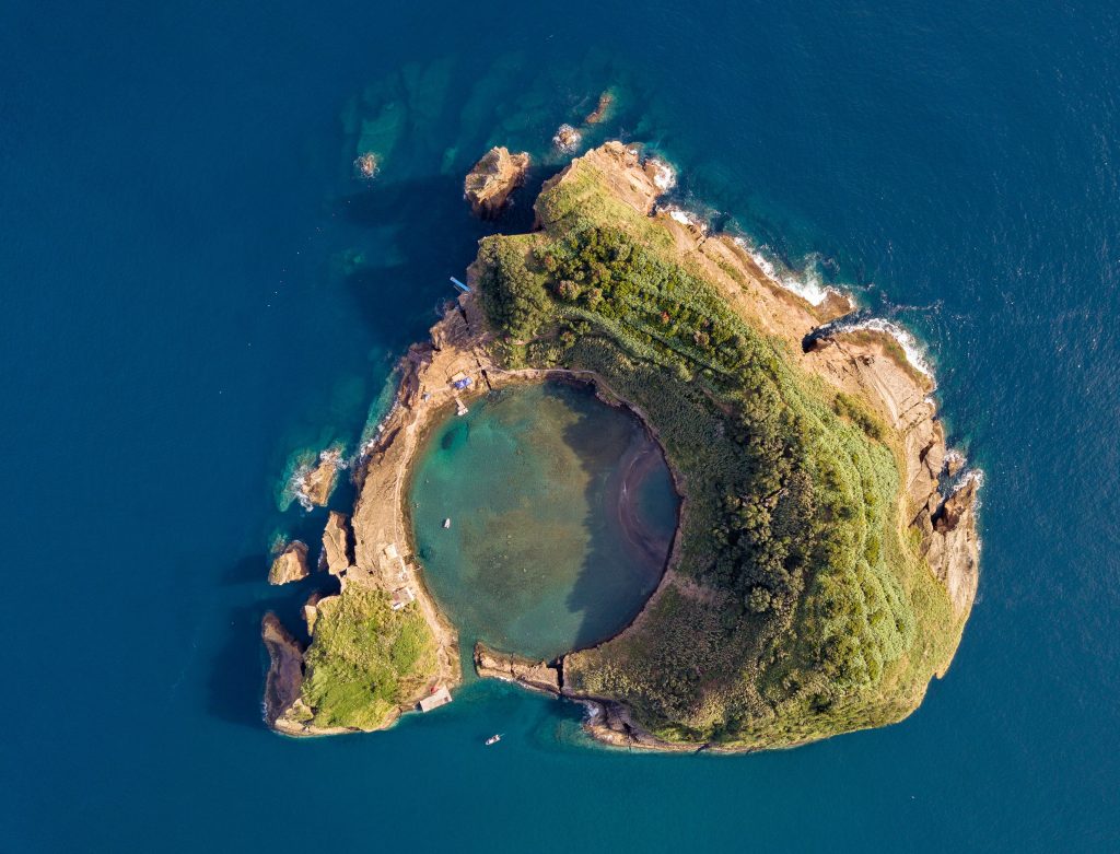 Study reveals how underwater volcanoes become explosive - Earth.com