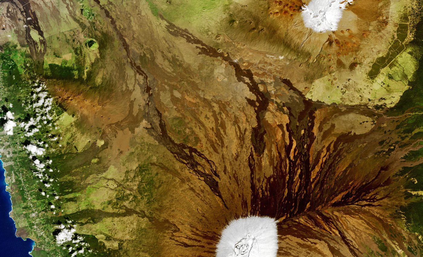 Snow on Hawaii's tallest peak • Earth.com