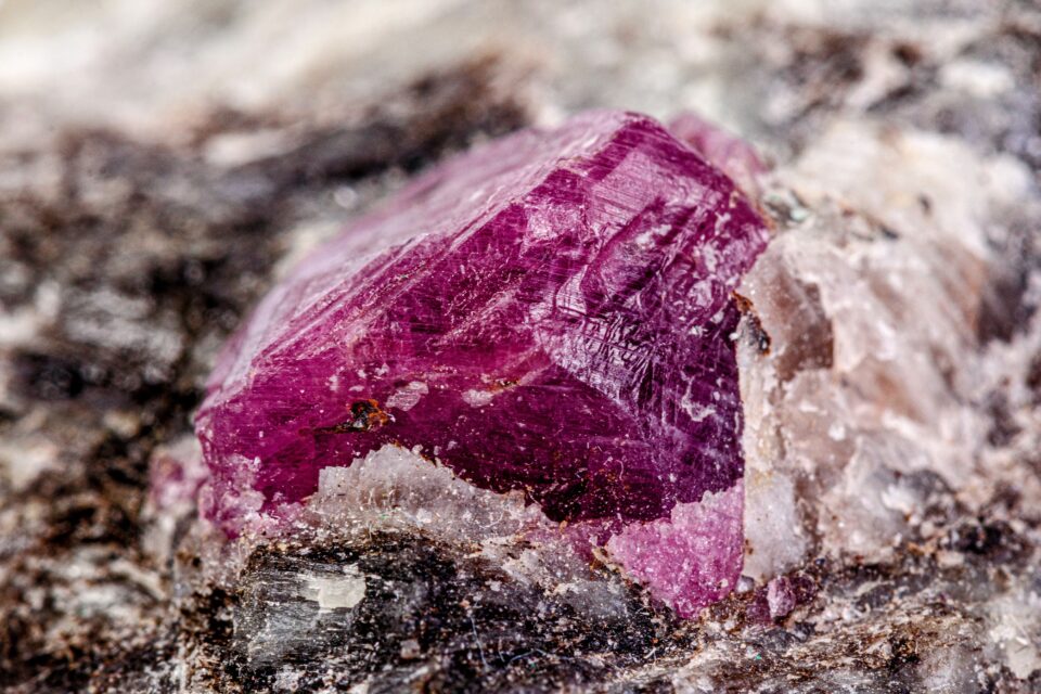 Graphite in 2.5 billion-year-old ruby linked to early life • Earth.com