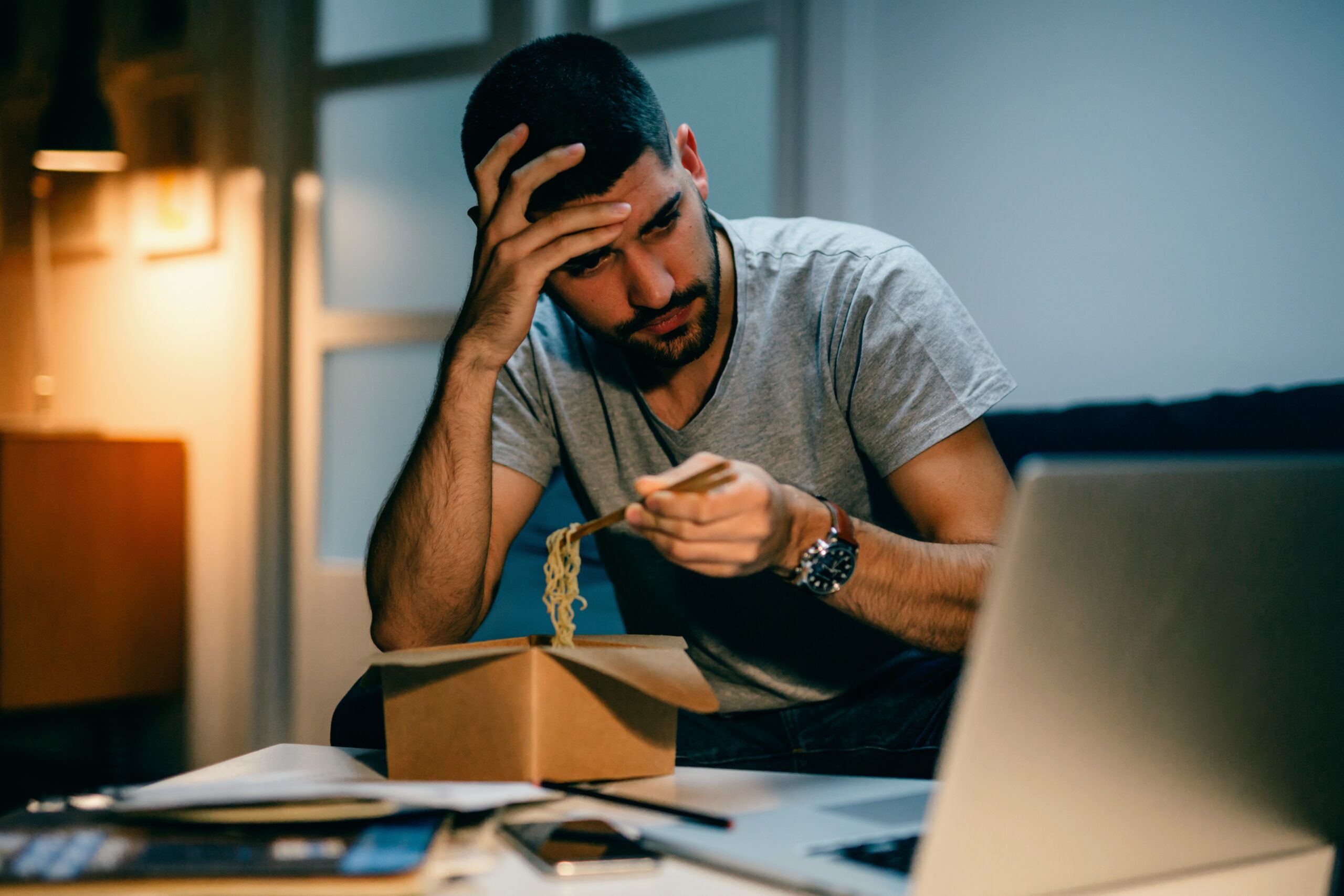 Eating late increases hunger and changes fat tissues - Earth.com