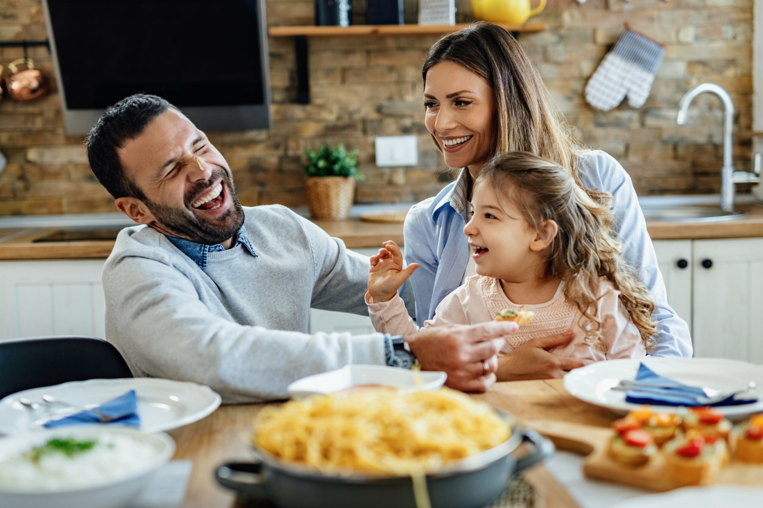 Families are less stressed when they eat meals together - Earth.com
