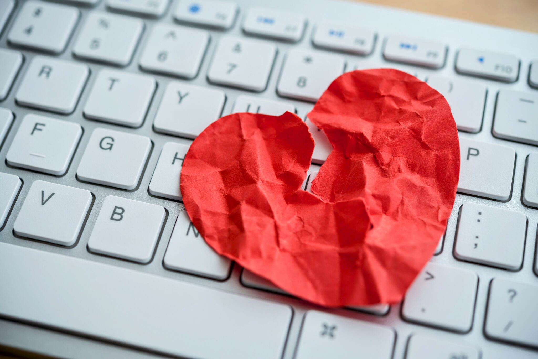 Online romance fraud: how scammers target their victims • Earth.com