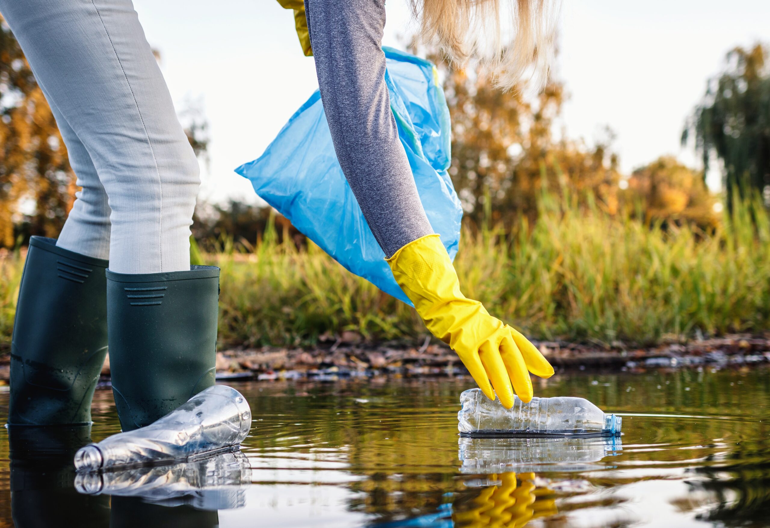 River plastics may harbor antimicrobial resistance genes - Earth.com