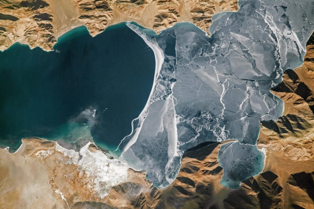 Pangong Lake on the Tibetan Plateau - Earth.com