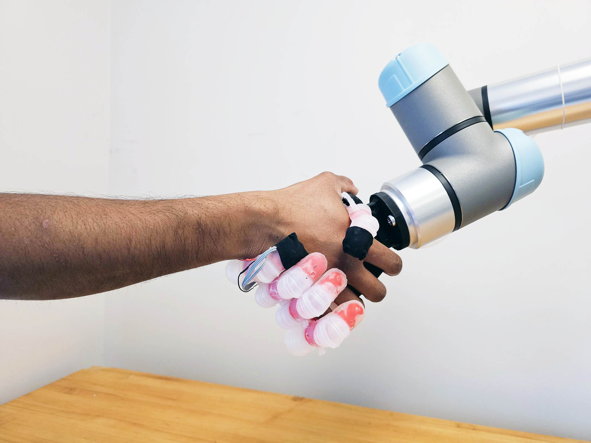Future of prosthetic limbs: Bionic hand "knows" what it’s touching ...