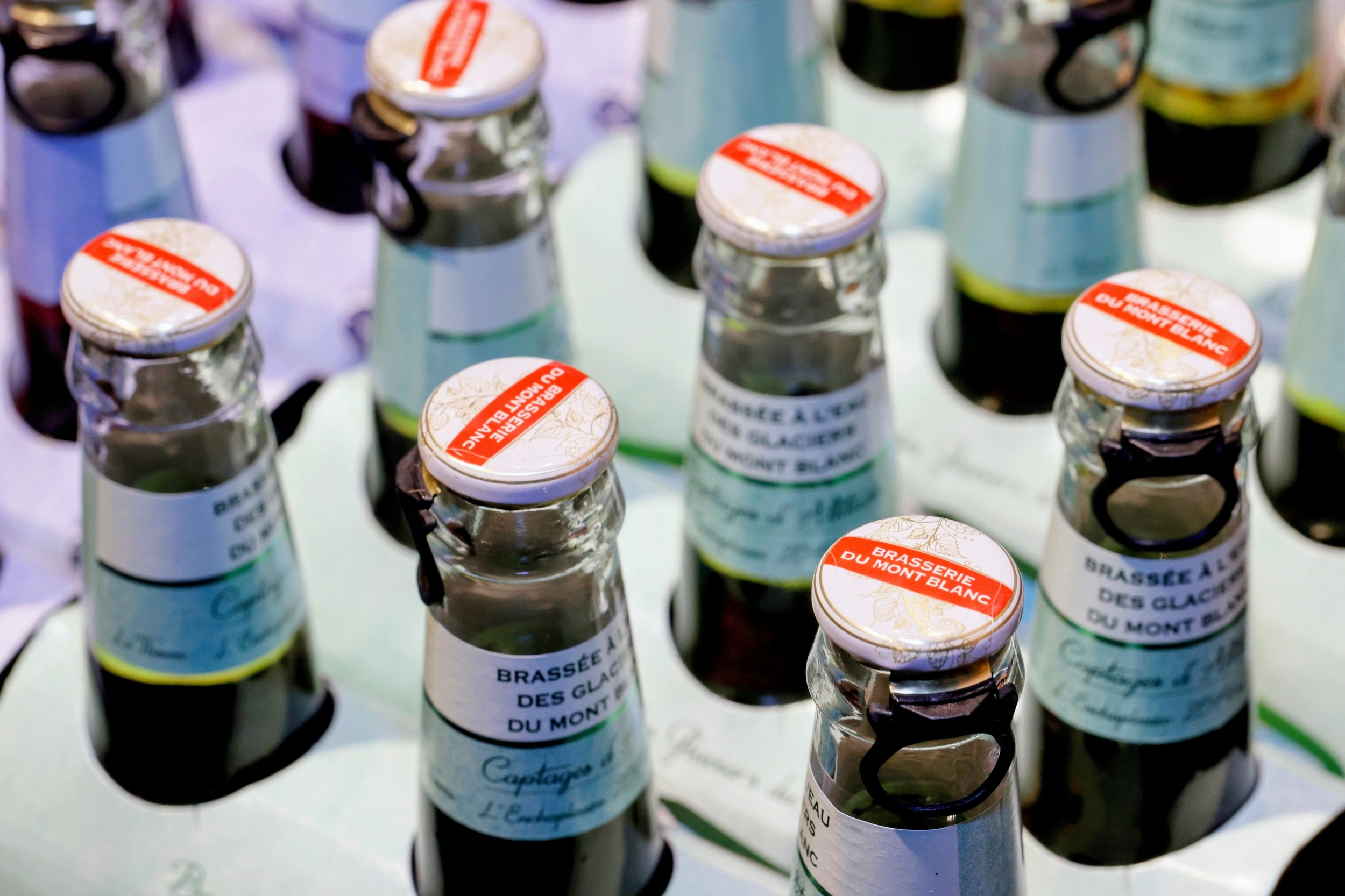 Glass bottles contain more microplastics than plastic containers ...