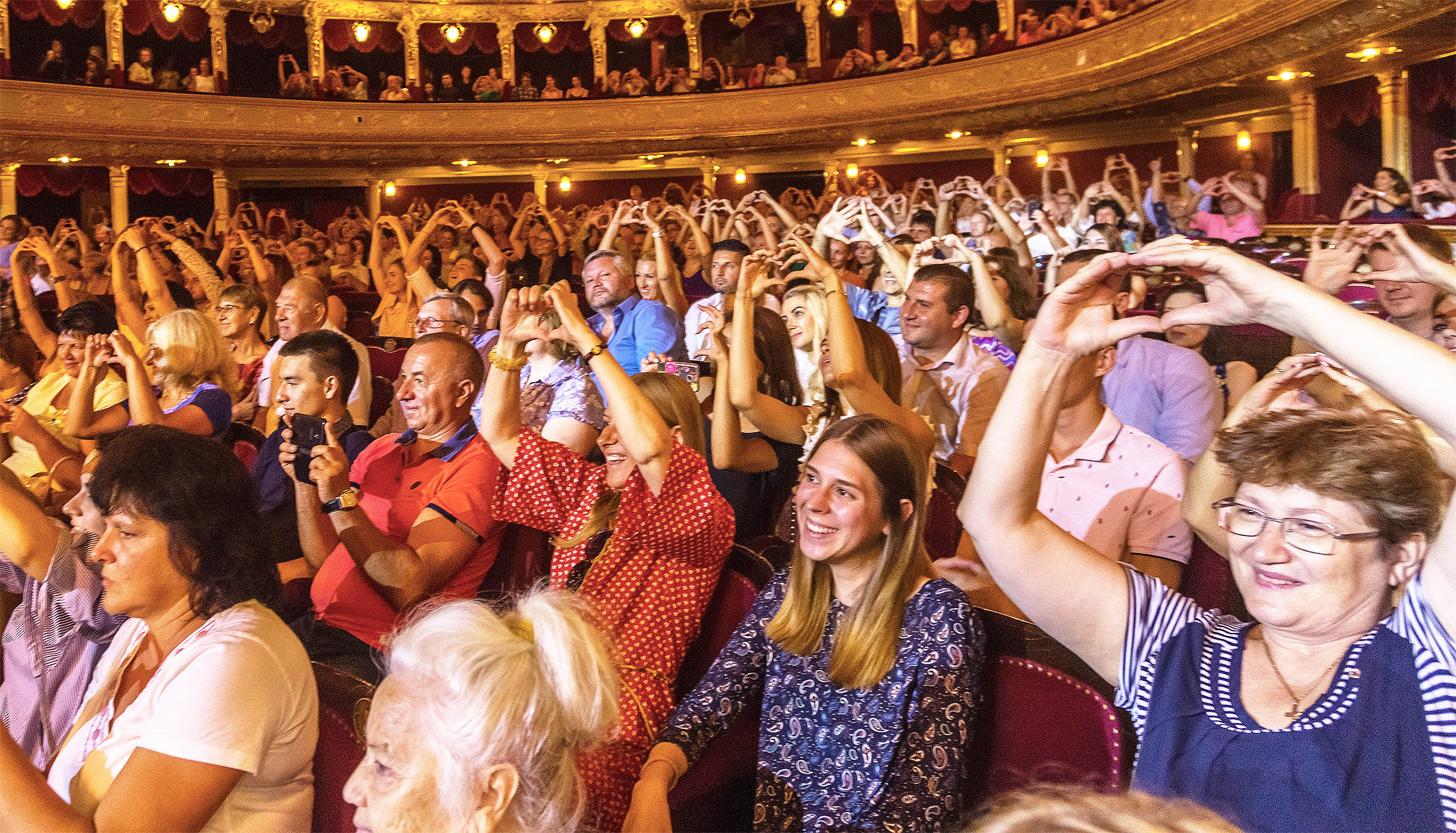 Brainwaves of humans sync more at live shows than on screens - Earth.com
