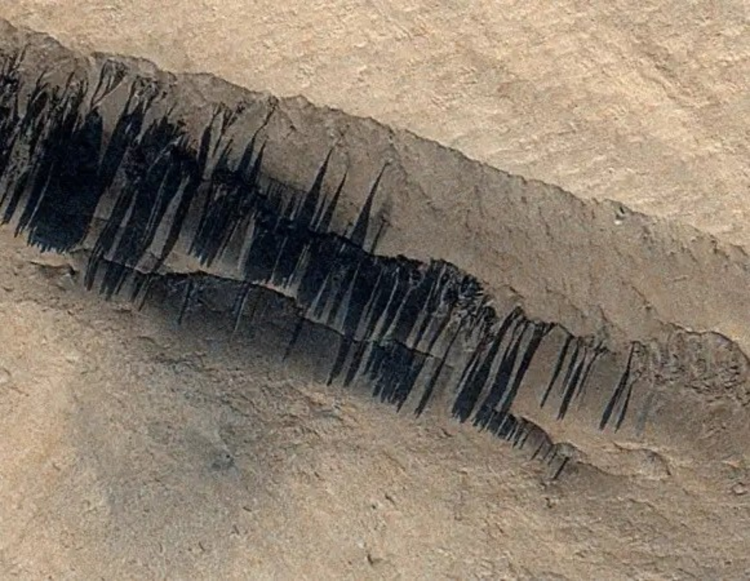 Scientists finally solve the mystery of dust avalanches on Mars - Earth.com