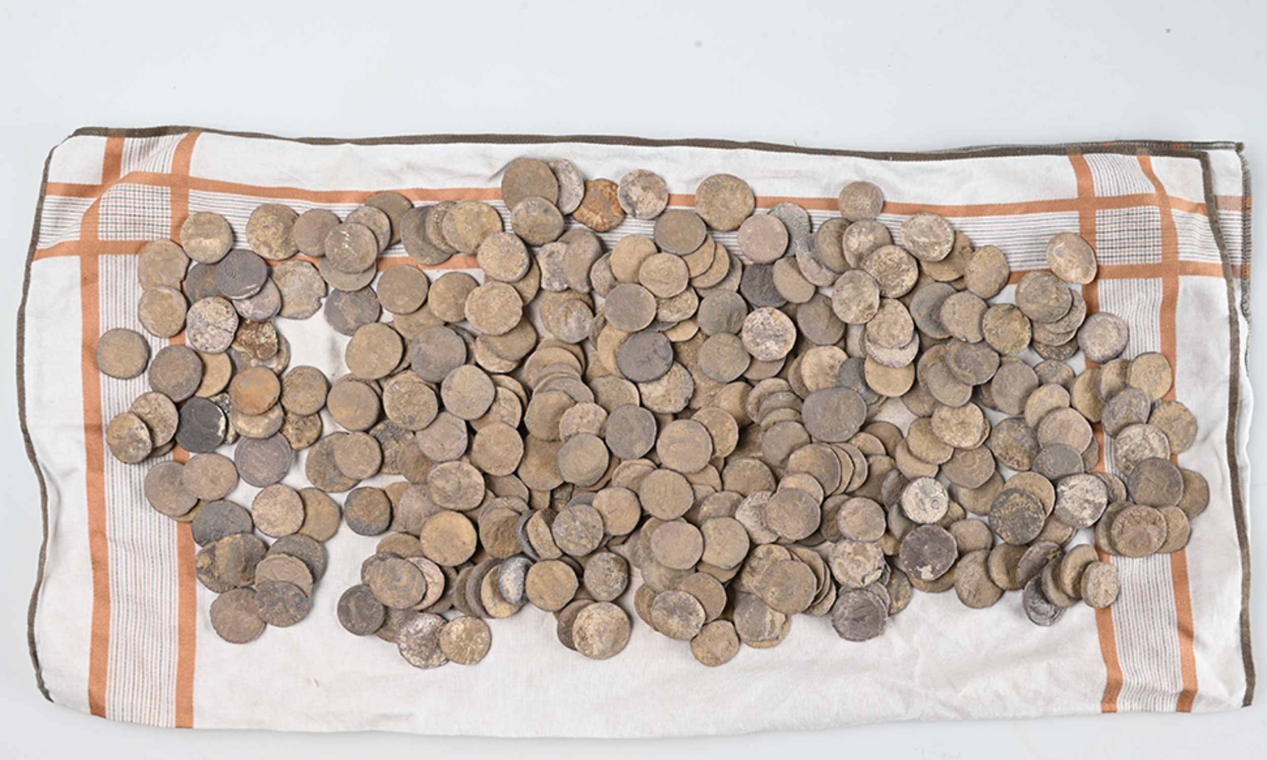 Roman hoard discovered that contains hundreds of coins - Earth.com
