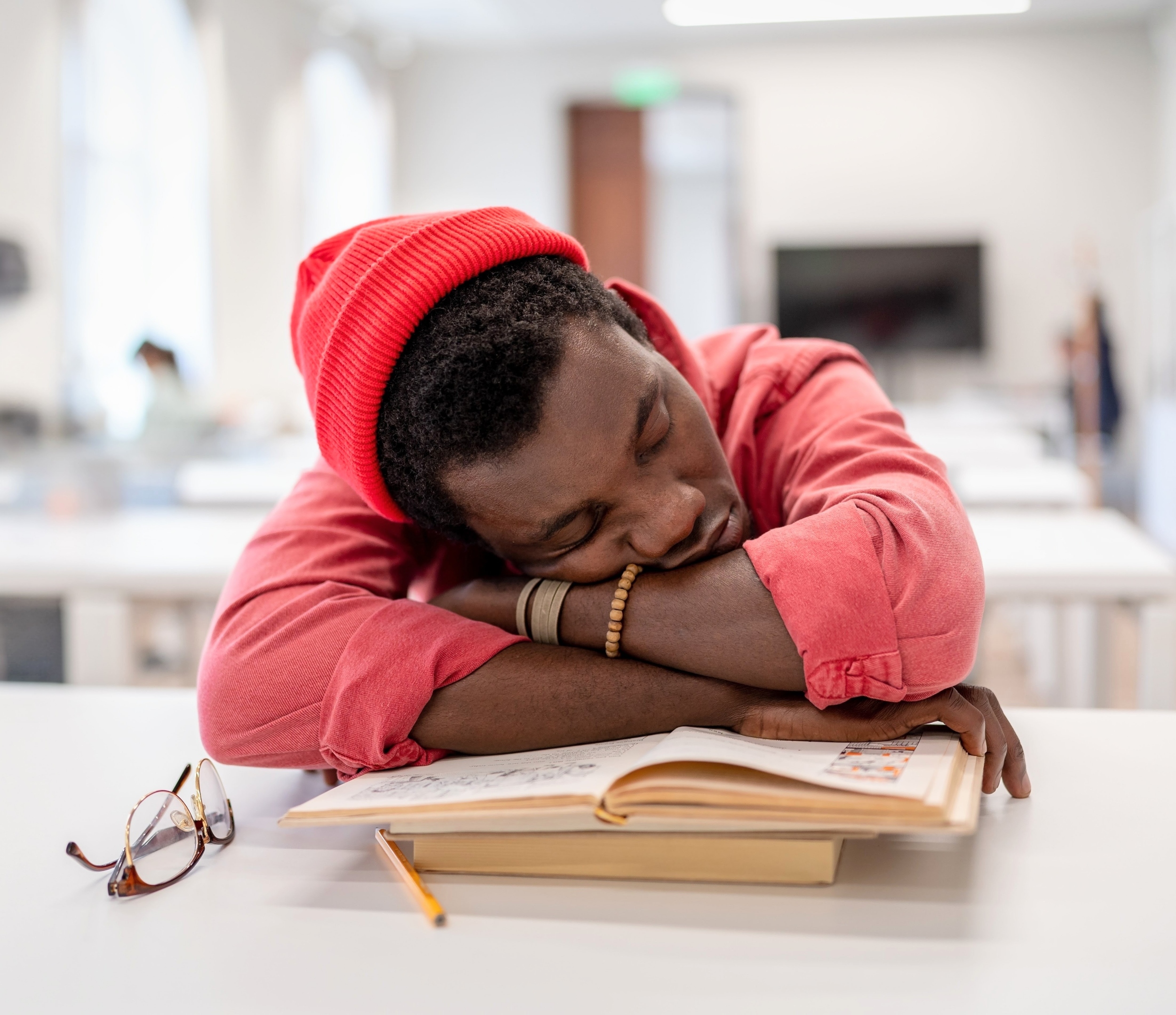 Hidden 'sleep switch' triggers a sudden tipping point in the brain ...