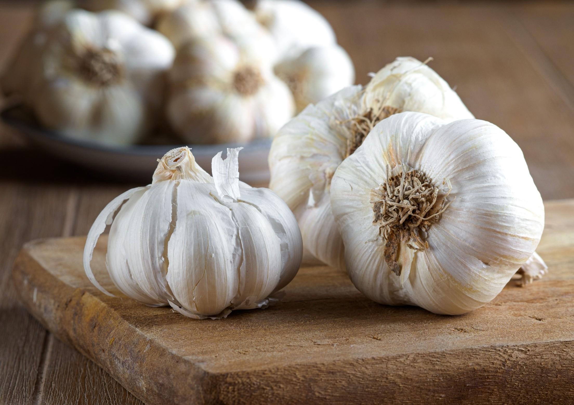 Garlic rinse may scrub out bacteria just as well as mouthwash - Earth.com