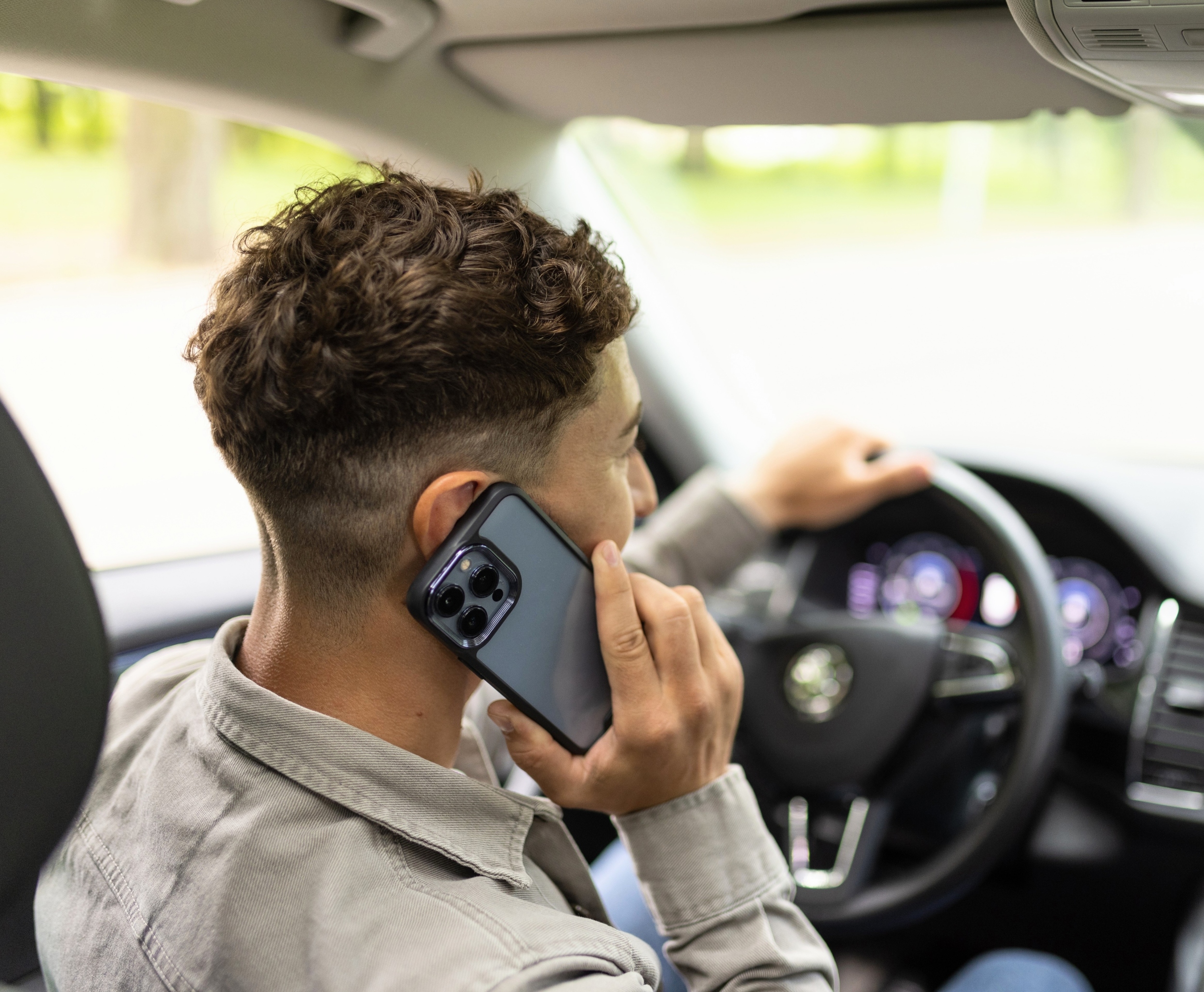 Talking while driving delays critical eye movements - Earth.com