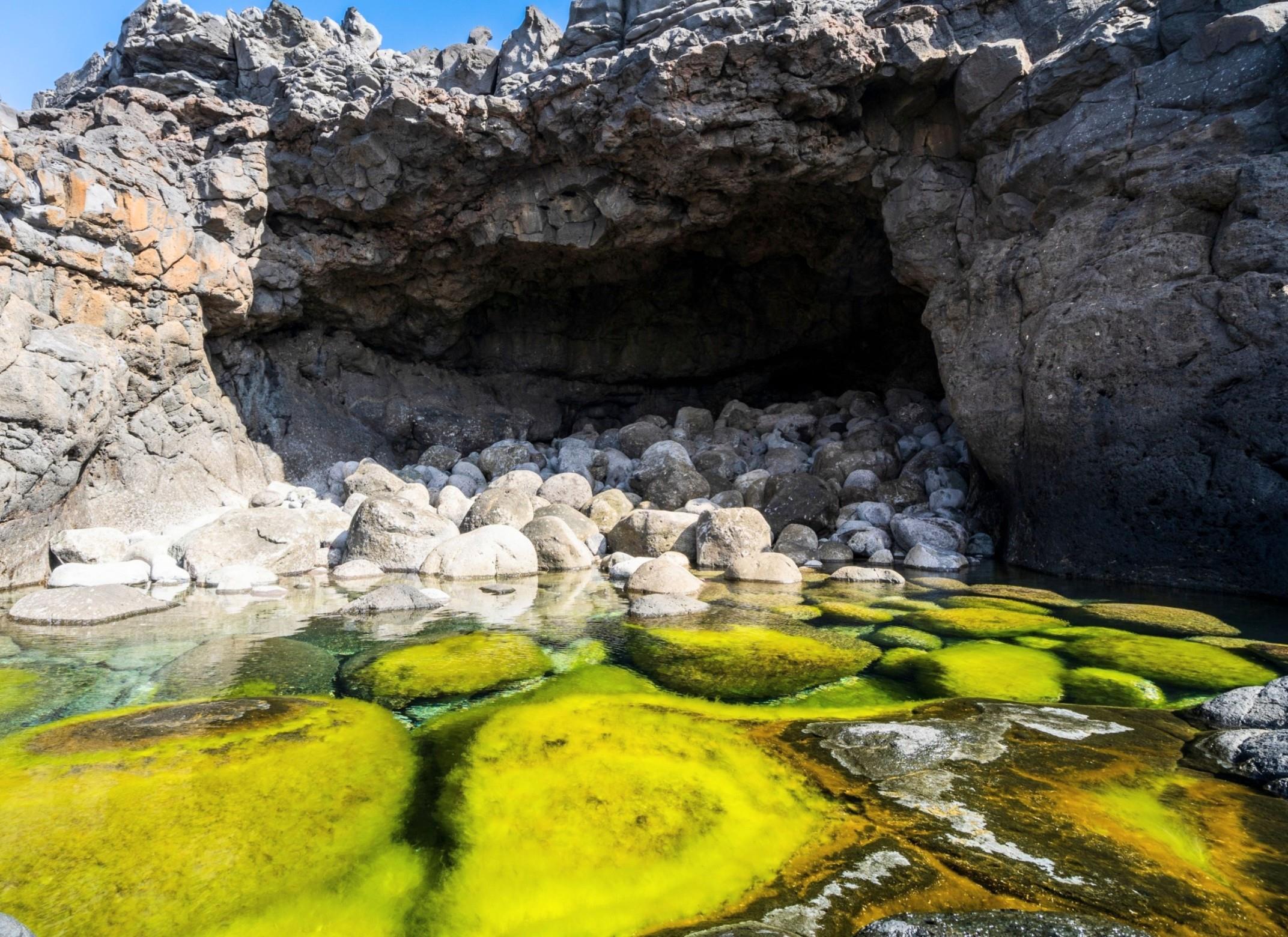Most groundwater microbes live on rocks, not in the water - Earth.com