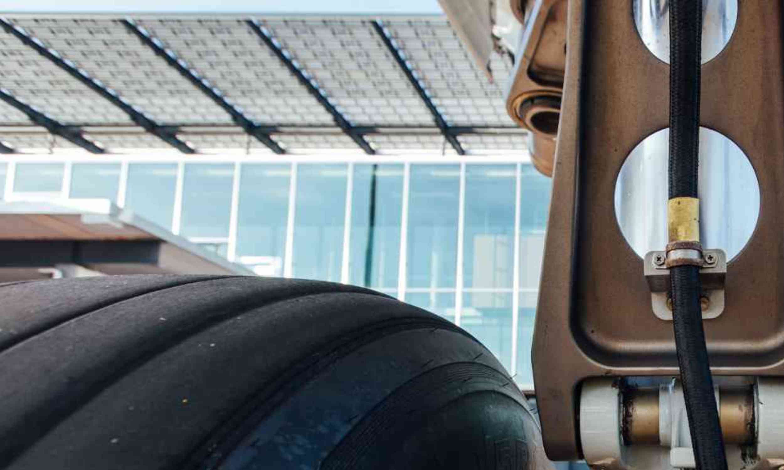 How airplane tires survive the force of landing jets - Earth.com