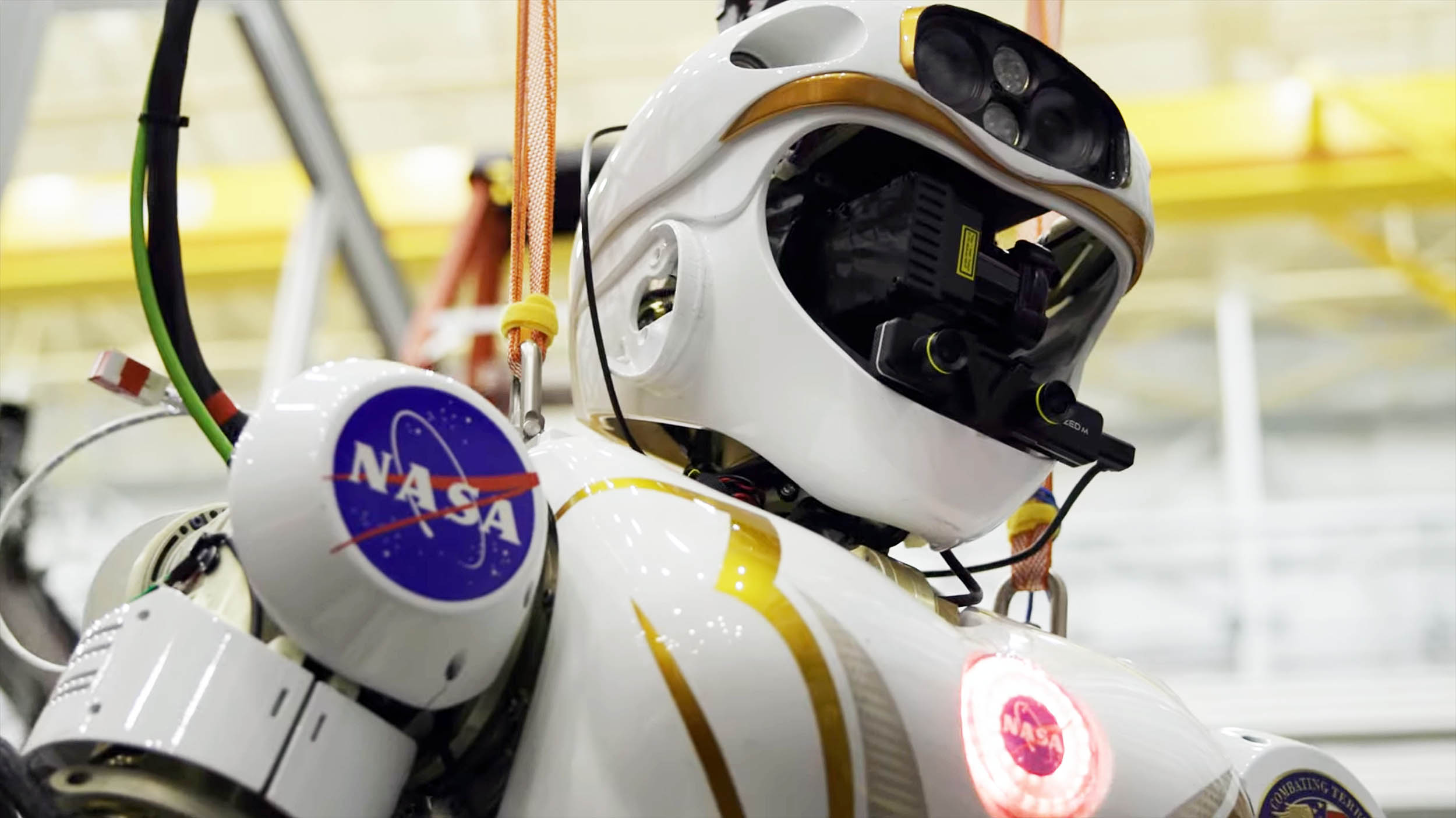 Scientists are learning to build robots that can build Moon base ...